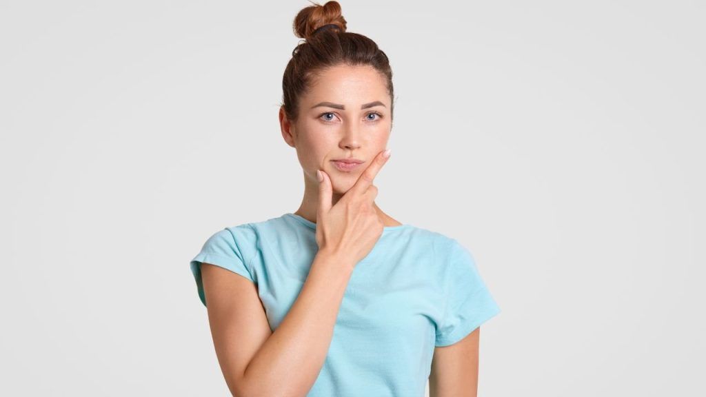 Peli sul mento, ti crescono e non sai perché? Svelata la vera causa